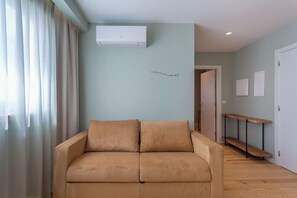 Apartamento Comfort, Vista para a cidade | Sala de estar | TV de ecrã plano 