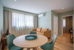 Apartamento Comfort, Vista para a cidade | Sala de estar | TV de ecrã plano 