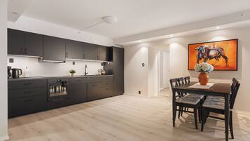 Apartamento, vista para o jardim | Cozinha privada | Um frigorífico/congelador grande, um forno, uma placa de cozinha