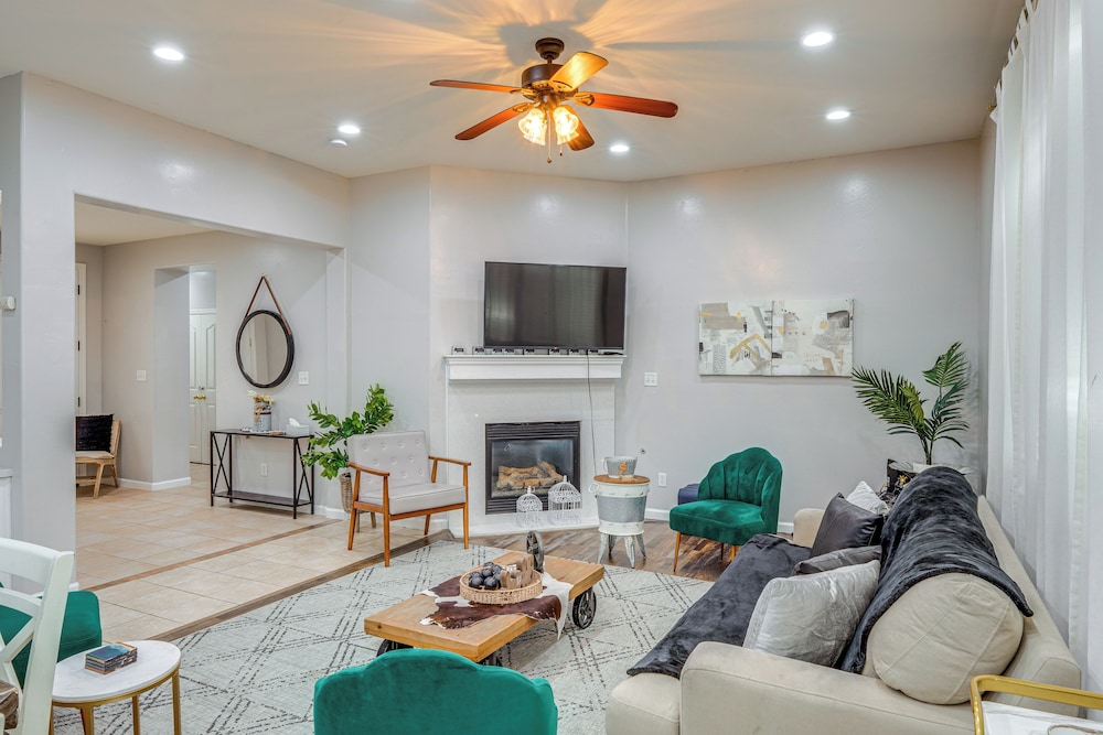 8 Mi To Beach Park: Bakersfield Gem W/ Yard! - Bakersfield, CA