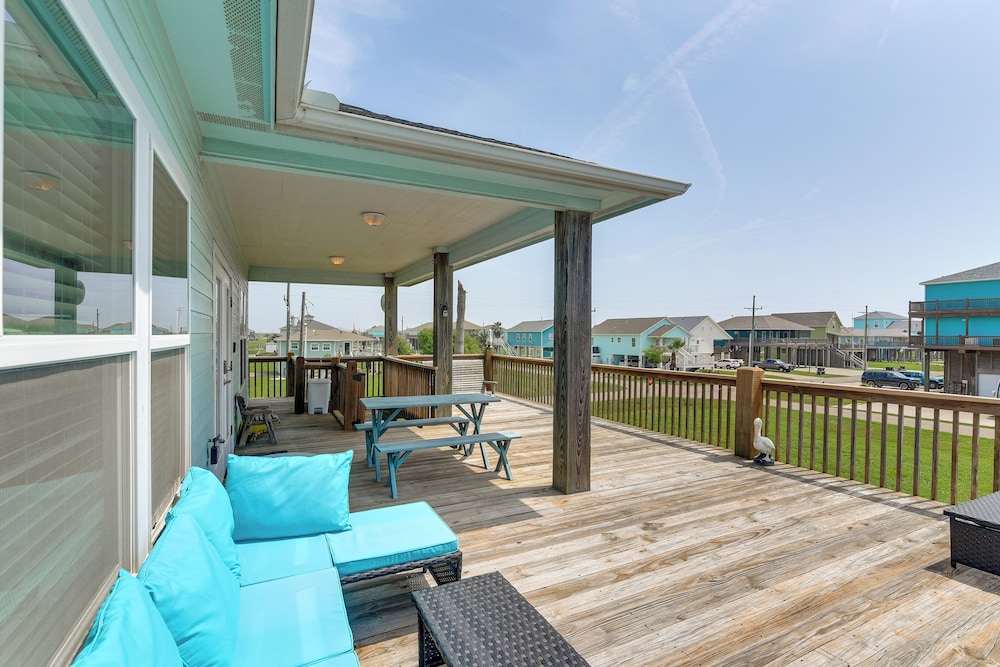 Walk To Crystal Beach: Coastal Getaway W/ Deck - Crystal Beach, TX
