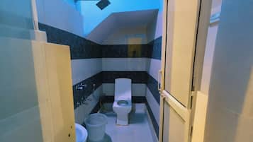 Quarto Duplo Comfort, 1 cama de casal | Casa de banho | Um polibã, toalhas fornecidas, sabão, champô