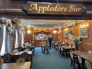 2 bares/lounges