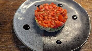 Um prato com comida sobre um prato de cerâmica com manchas.