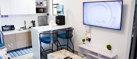 Geladeira, micro-ondas, talheres/pratos/utensílios de cozinha