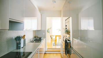 Um frigorífico/congelador grande, um micro-ondas, um forno