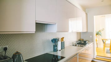 Um frigorífico/congelador grande, um micro-ondas, um forno