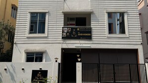 Um edifício de vários andares com a placa do hotel 
