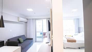 Apartamento básico | Área de estar | TV 30 polegadas com canais a cabo