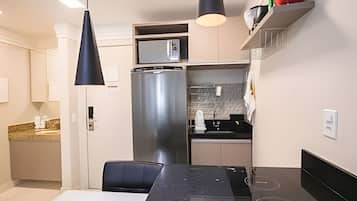 Apartamento básico | Cozinha privada | Geladeira, micro-ondas, cooktop, talheres/pratos/utensílios de cozinha