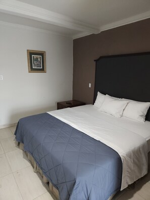 Quarto Individual de Luxo, vista para a colina | Secretária, secretária adequada para computadores portáteis 