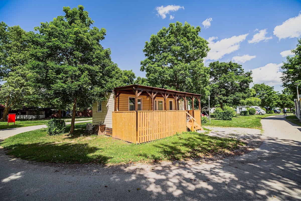 Trailer (Three Bedroom Mobile Home with Lake V) | Fachada
