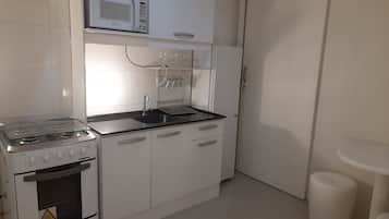 Apartamento Básico | Cozinha privada | Um frigorífico, um micro-ondas, um forno, liquidificador