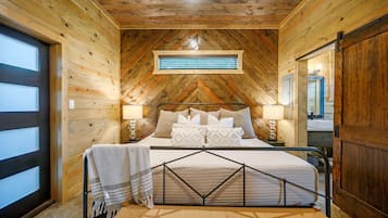 Cabine, várias camas, banheira de hidromassagem grande, vista para o jardim (Bearly Creekin') | 3 quartos, com decoração personalizada, com mobília individualizada