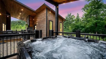 Cabine, várias camas, banheira de hidromassagem grande, vista para o jardim (Bearly Creekin') | Banheira de hidromassagem exterior