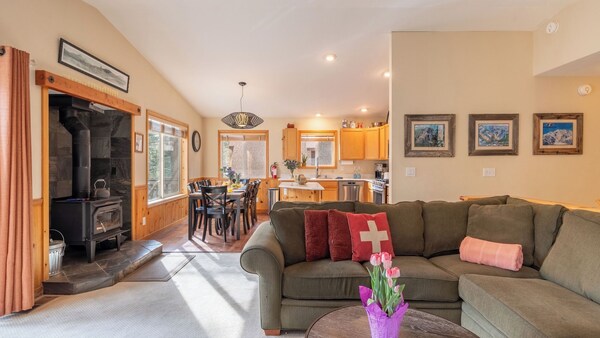 Stylish Truckee Retreat Deck, Near Lake & Skiing Moraine By Avantstay - Lake Tahoe