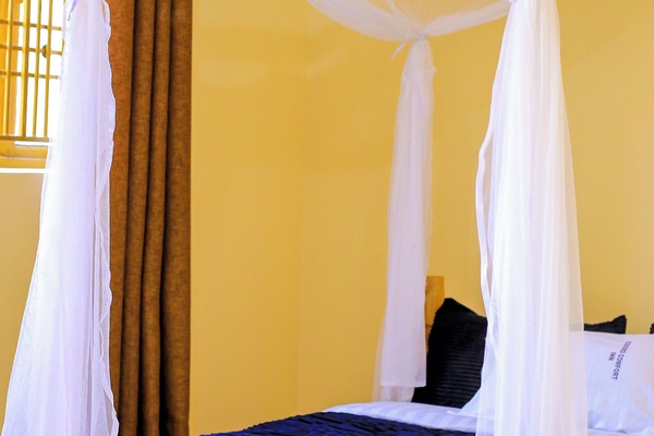 Quarto Duplo Básico, casa de banho privativa, vista para o jardim | Secretária, secretária adequada para computadores portáteis