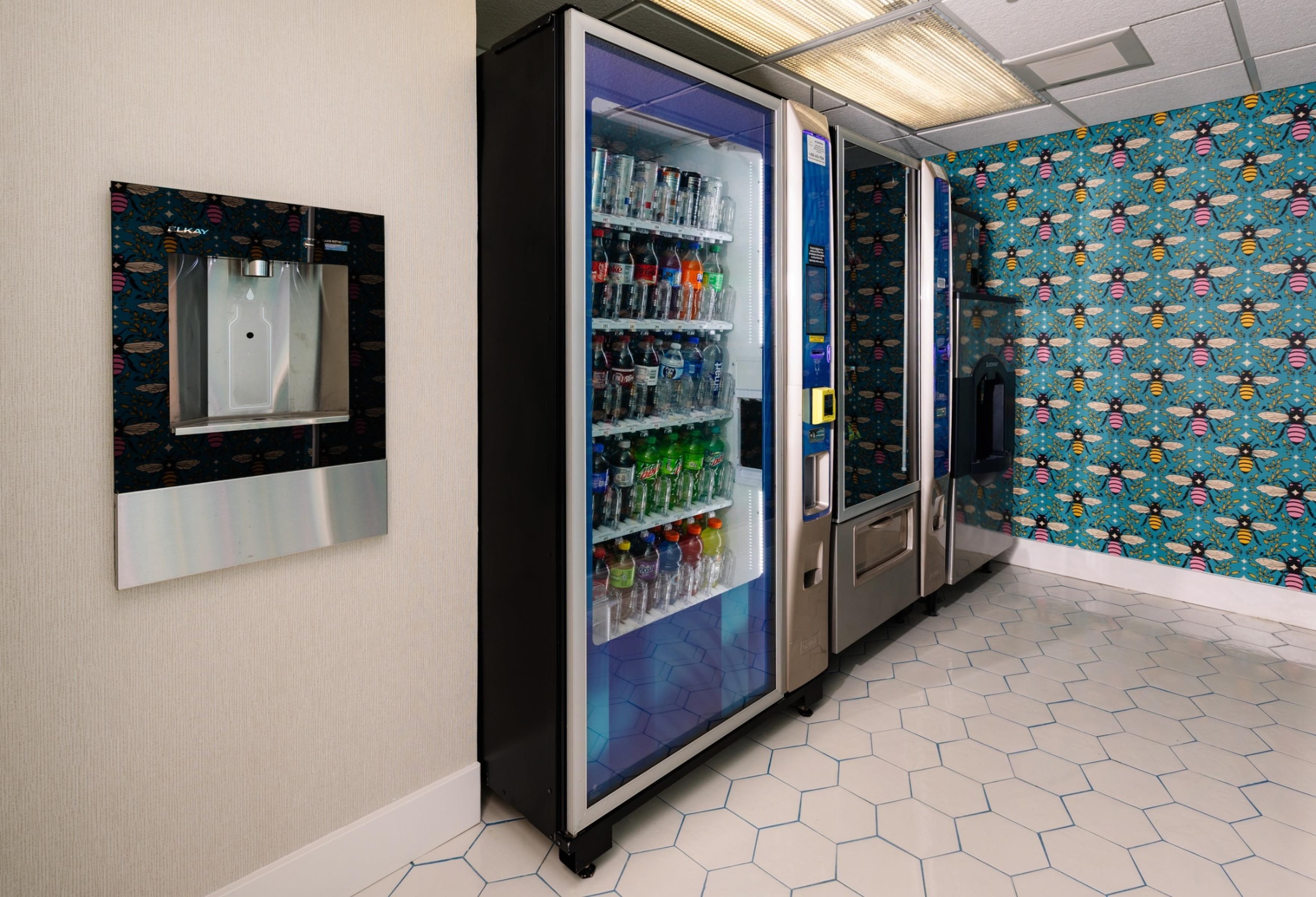 Máquina automática de bebidas com dispensador de água e variedade de opções.