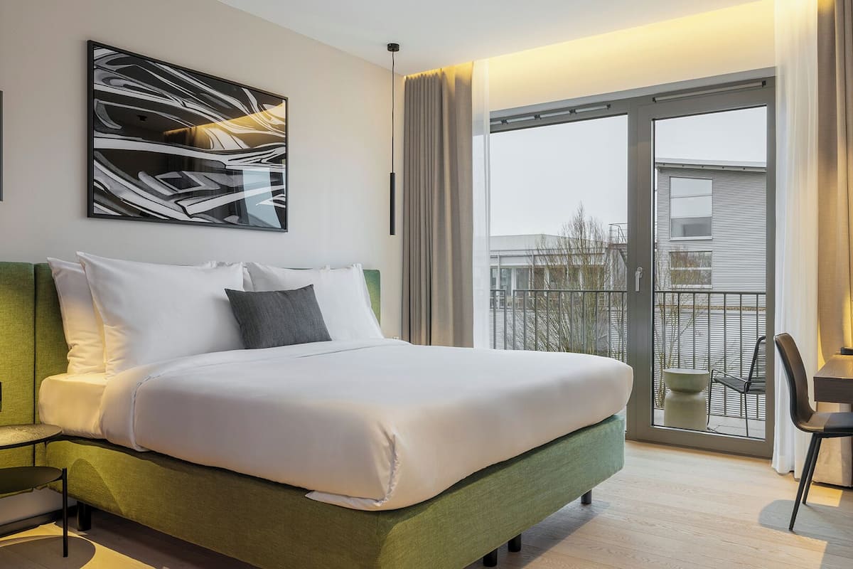 Quarto, 1 cama King, vista para a cidade | Cofres nos quartos, cortinas blackout, quartos à prova de som