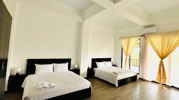 Quarto casal superluxo, sacada, vista para o lago | Escrivaninha, espaço de trabalho para notebook, Wi-Fi de cortesia