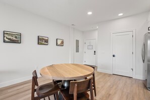 Apartamento Clássico, 1 cama queen-size (Self Check-in with Virtual Front Desk) | Refeições no quarto