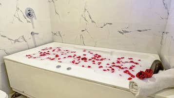 Suite de Luxo | Banheira de hidromassagem