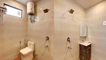 Suite Deluxe, Vista para a cidade | Casa de banho | Um polibã, artigos de higiene pessoal grátis, chinelos