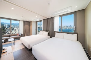 Oceanlake View Coner Suite | Roupa hipoalergénica, cortinas/cortinados opacos, quartos insonorizados 