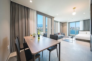 Oceanlake View Coner Suite | Roupa hipoalergénica, cortinas/cortinados opacos, quartos insonorizados