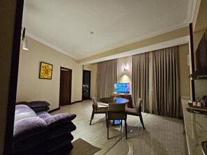 Apartamento Básico, varanda, vista para o mar | Roupa de alta qualidade, minibar, cofre no quarto 