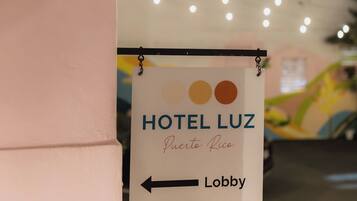 Placa indicando a direção para a recepção do HOTEL LUZ.