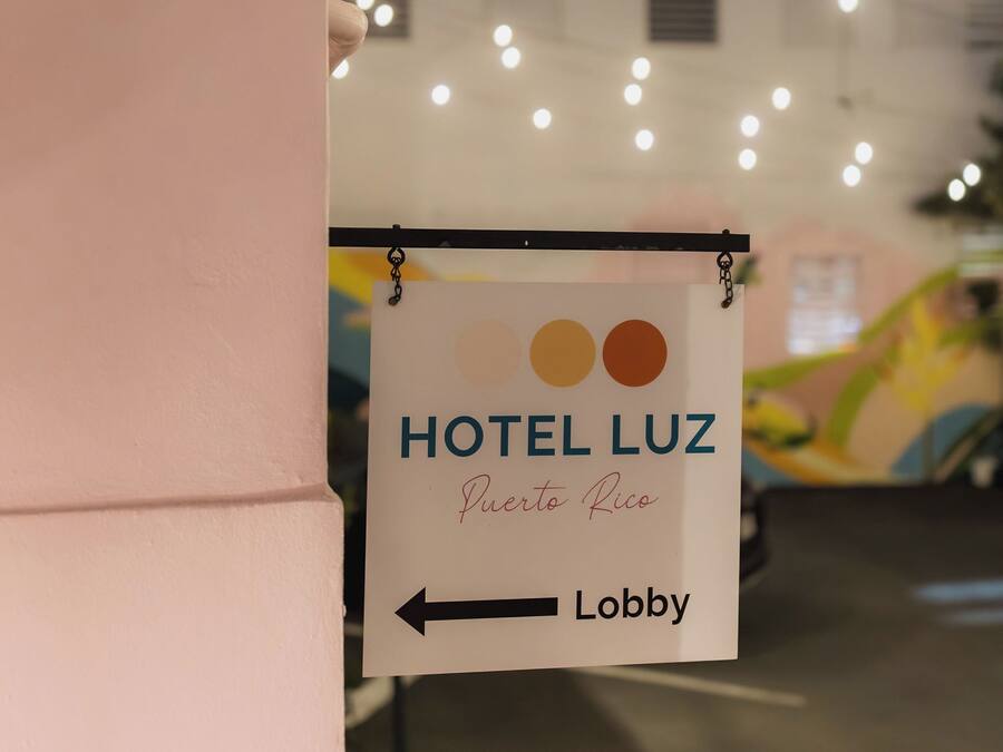 Placa indicando a direção para a recepção do HOTEL LUZ.