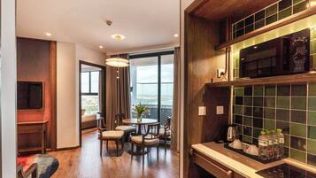 Apartamento, 2 quartos, piscina privativa, vista para a praia | Cozinha privada | Minifrigorífico, um micro-ondas, uma placa de cozinha