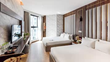 Quarto Quádruplo Standard, não fumadores, vista para a piscina | Cofre no quarto, secretária