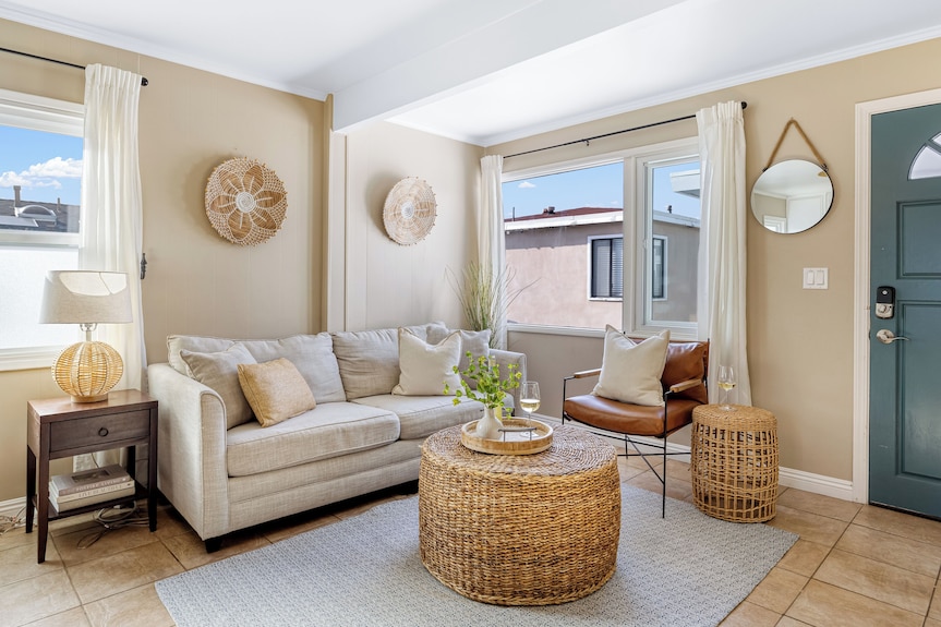 Coastal 2br W/ Balcony + Shared Dock Near Newport | Edgewater D By Avantstay - Irvine, CA