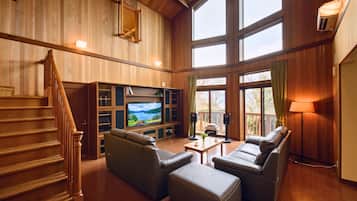 Villa Panorâmica, 4 quartos, vista para a montanha | Sala de estar | Smart TV, leitor de DVD, ténis de mesa, piso aquecido