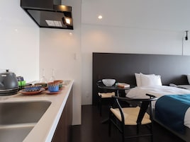 Um frigorífico, uma placa de cozinha, utensílios de cozinha
