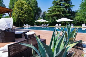 Piscina externa sazonal, guarda-sóis, espreguiçadeiras