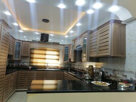 Casa Deluxe, vista para a montanha | Cozinha privada | Um micro-ondas, um forno, uma placa de cozinha, utensílios de cozinha 