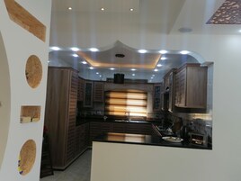 Casa Deluxe, vista para a montanha | Cozinha privada | Um micro-ondas, um forno, uma placa de cozinha, utensílios de cozinha 