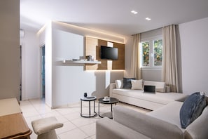 Suite de Luxo, 2 quartos | Sala de estar | Televisor de ecrã plano de 28 polegadas com canais por cabo 