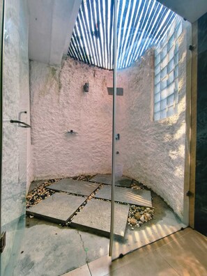 Quarto casal premium, vista para o resort | Banheiro | Toalhas de banho, sabonete, shampoo, papel higiênico