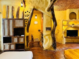 Villa Familiar, pátio, vista para o resort | Sala de estar | Televisor LED de 43 polegadas com canais por cabo 