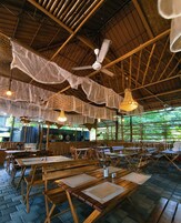 Café da manhã com pratos da culinária local grátis todos os dias