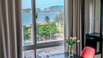 Quarto casal premier, sacada, vista para o mar | Vista do quarto