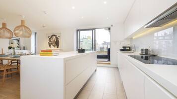 Penthouse, varanda, Vista para a cidade | Cozinha privada | Uma cadeira de bebé