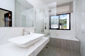 Villa Deluxe, 3 quartos, piscina privativa | Casa de banho | Um polibã, artigos de higiene pessoal grátis, um secador de cabelo 