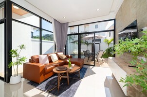 Villa Deluxe, 3 quartos, piscina privativa | Sala de estar | Televisor LCD de 43 polegadas com canais digitais 