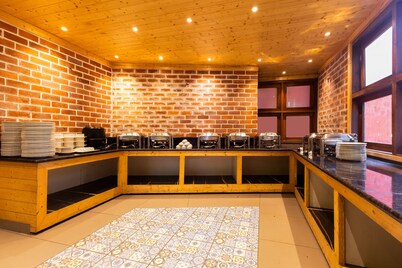 Sumitel Sanderling 500 meters from Mall Road