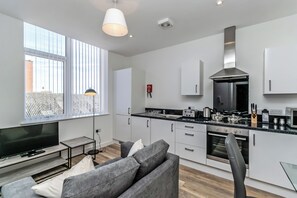 Apartamento | Cozinha privada | Geladeira grande, micro-ondas, fogão, cooktop